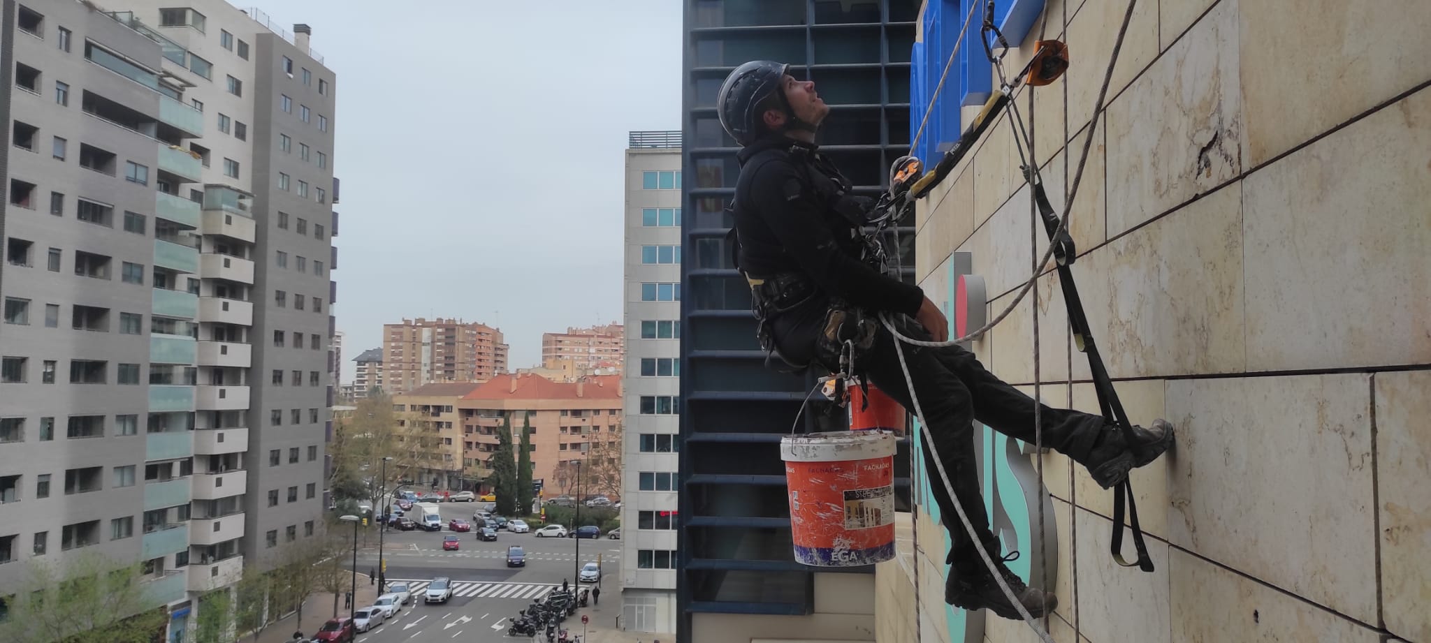Abseiling installation of illuminated sign in Zaragoza - Digital ...
